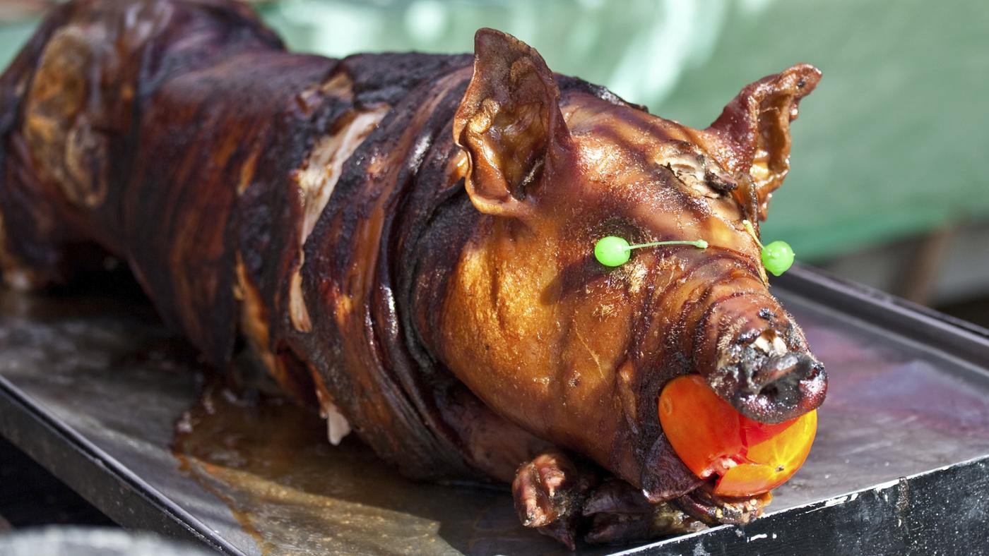 What Is the Tradition of an Apple in a Pig's Mouth?