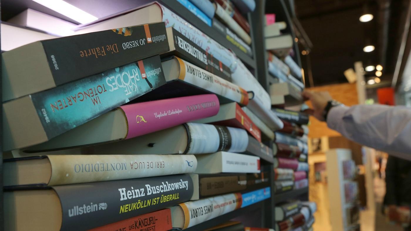 What Is the Difference Between a Publisher and an Editor?