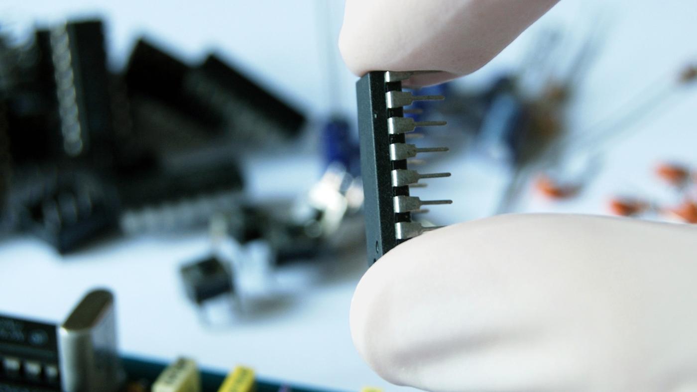 What Is the Function of the CMOS Battery?