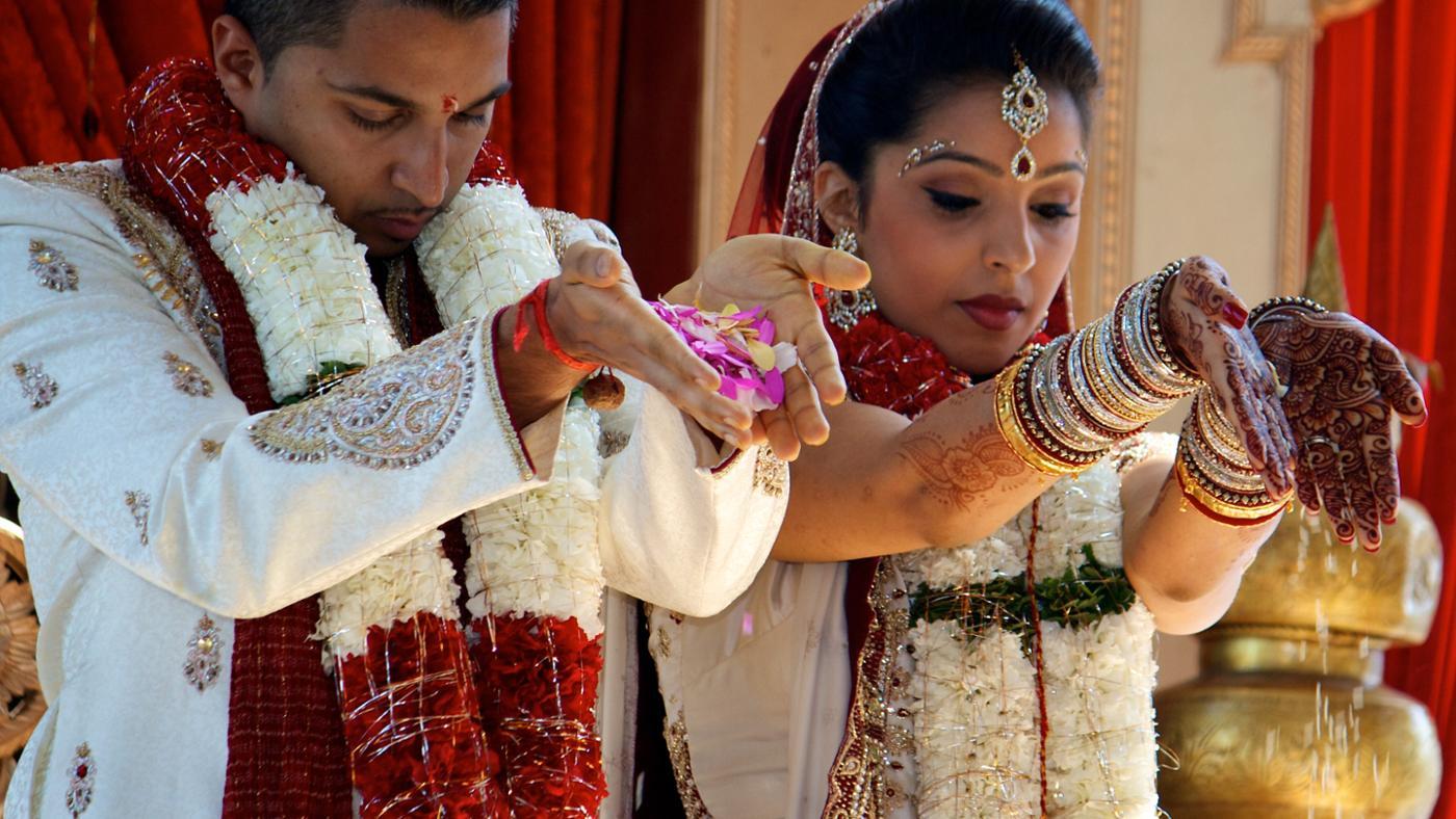 What Are Traditional Hindu Clothes?