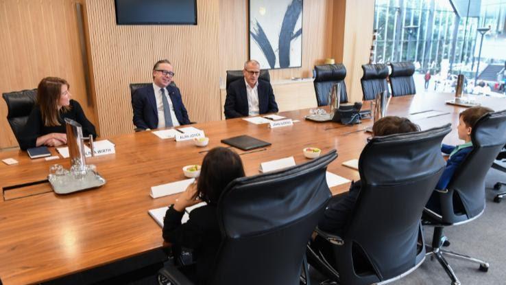 What's the Difference Between Formal and Informal Meetings?