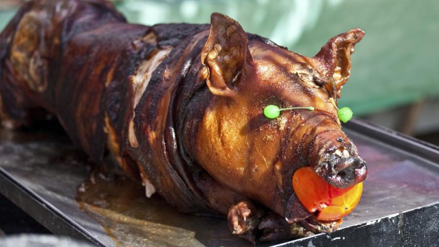 What Is the Tradition of an Apple in a Pig's Mouth?