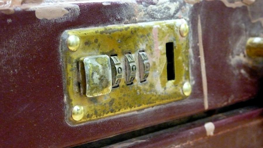 What Is the Way to Set the Lock Combination on a Briefcase?