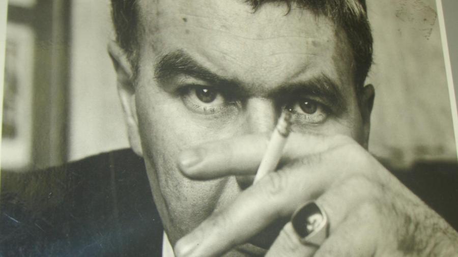 What Is the Theme of "Popular Mechanics" by Raymond Carver?